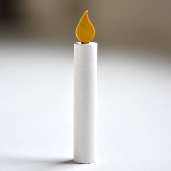 本物のろうそくのかわりとしていつでも飾っておくことができます。小さなお子様がいるご家庭でも、安心してろうそく気分を感じることができますね。※この商品は単品（1本）です。※比較画像の「木のキャンドル 大」や「木のキャンドル 丸」は別商品です。...