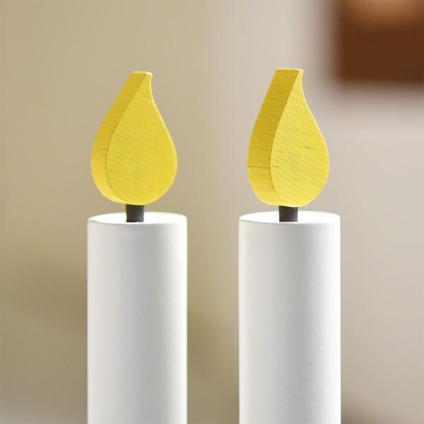 本物のろうそくのかわりとしていつでも飾っておくことができます。小さなお子様がいるご家庭でも、安心してろうそく気分を感じることができますね。※この商品は単品（1本）です。※比較画像の「木のキャンドル 小」や「木のキャンドル 丸」は別商品です。...