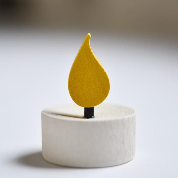 本物のろうそくのかわりとしていつでも飾っておくことができます。小さなお子様がいるご家庭でも、安心してろうそく気分を感じることができますね。※この商品は単品（1本）です。※比較画像の「木のキャンドル 大」や「木のキャンドル 小」は別商品です。...