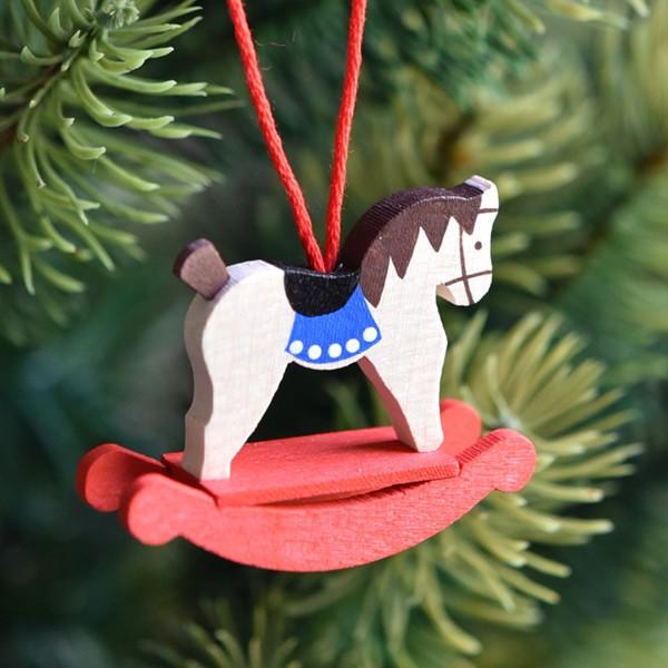 ドイツのエルツ地方にあるウルブリヒト工房で作られているクリスマスオーナメントをご紹介します。ここでは昔ながらの雰囲気のオーナメントから、可愛らしく個性的なオーナメントまで、たくさんの木製オーナメントを作り出しています。本場ドイツのクリスマス...