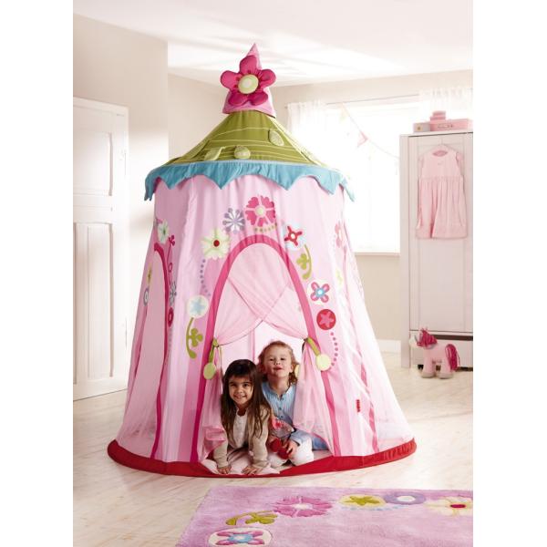 プレイテント花輪は、お花に囲まれた優しい色合いの室内テントです。お部屋に子どもたちの秘密基地ができます。窓はメッシュ素材なので、柔らかい光を通し空気がこもることもなく快適で安心な居心地。優しいベールに包まれた子ども達は、夢の世界へ。※本商品...