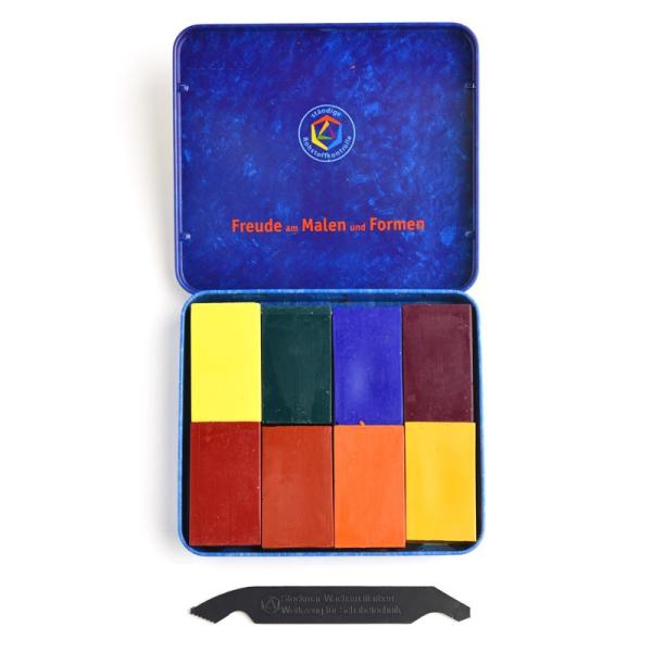 天然の蜜ろうに、植物や鉱物などから作られた顔料を混ぜ込んで作ったシュトックマー社の蜜ろうクレヨンは、ドイツにおける食品の基準にあわせて作られているため、誤って子どもが口にしても何ら問題はありません。他社の蜜ろうクレヨンとは色の美しさが一味違...