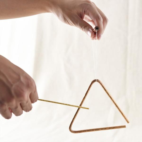 コロイのペンタアングルは真鍮で作られたハンドメイドの製品です。ハンマーで素材を打ち込むことで、温かみのある華やかな音色を奏で、美しい余韻を残すことができます。ペンタアングルはトライアングルよりも軽く、高い音色です。手に触れる手さげ紐の持ち手...