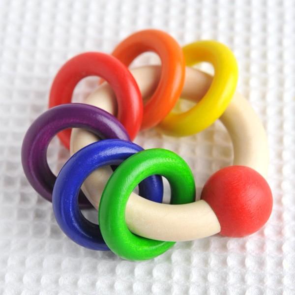 ファルベとは、ドイツ語で色（色彩）という意味の女性詞。プラウンハイマー社の木製ラトルは、自然の素材をそのまま生かした木也り色のラトルが多い中、ファルベは赤ちゃんの目に留まりやすい原色を使い、木の優しい暖かみにあふれています。形状はにぎり心地...