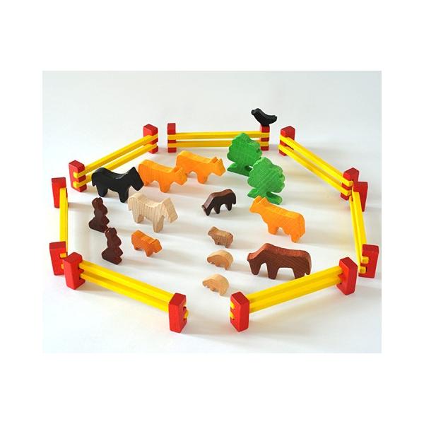 50年近く前から同じ黄色い網袋に入って売られてきました。小さなかわいらしい世界を作るこの積木はヨーロッパの伝統的な玩具です。よく乾燥させた堅いブナ材を使用しています。ひとつずつ角が磨かれ、色は透明感のある染め付けです。 牧場で飼われているう...