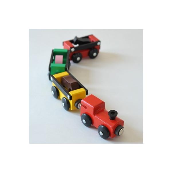 1台だけでは物足りなくなってきたら、列車を増やしてあげましょう。遊びの幅が広がり、上手に、数台を操りながら楽しみます。連結部分は、マグネットになっており安心です。e:汽車と動物　9646（L28.5cm）マグネットで連結された車両4台と動物...