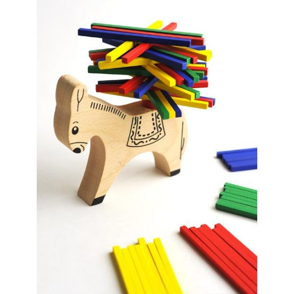 体は、ちょっと小さいけれど、力もち。ロバが、みんなの荷物を運んでくれますよ。カラフルな棒をバランスよく積んでいくゲーム。上手く積めたら棒はどんどん減っていきますが、もし落としてしまうと、その棒をもらわなければなりません。いちばん最初に棒を積...