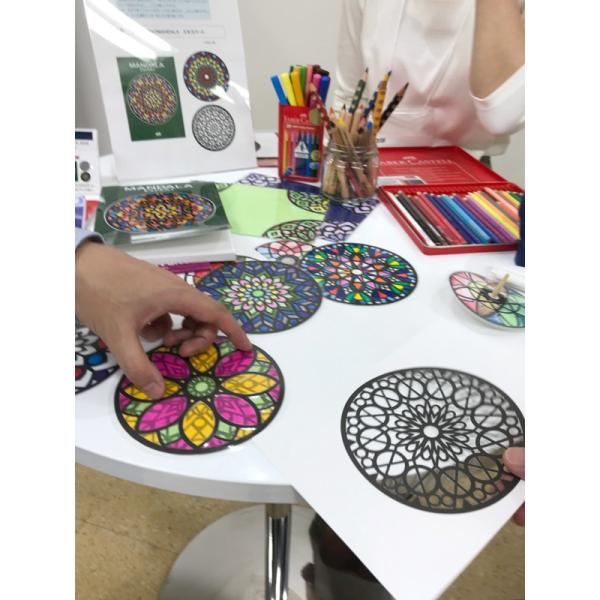 規則正しい模様のまんだら塗り絵は、ドイツでは子どもの為の造形遊びとして親しまれています。人物や草花、動物など形あるものの塗り絵と違い、どのように塗っても仕上がりが綺麗なこともあり「色を楽しむ」ことに集中できます。このぬりえブックMANDAR...