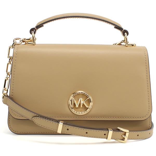 ＜カラー＞　CAMEL ベージュ■サイズ：約H15.0cm×W23.5cm×D8.0cm、ハンドル長さ：約22cm ハンドル高さ：約4.5cm ショルダー長さ：約96〜114cm 開口部：約22cm■仕　様：フラップ+金具留め開閉 内側： ...