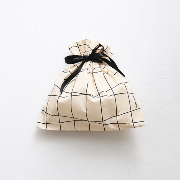 シンプルなラインがデザインされたmarcs STOREオリジナルのギフトバッグサイズ：W370mm × H380mm (リボンまで290mm)BON TON TOYSのぬいぐるみ23cmが2個入るサイズ◎同時購入品への袋とじやラッピングなど...