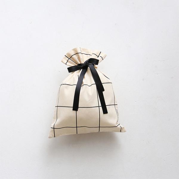 シンプルなラインがデザインされたmarcs STOREオリジナルのギフトバッグサイズ：W260mm × H350mm (リボンまで290mm)BON TON TOYSのキーチェーン・バッグチャームなら2~3個と、小ぶりなアイテムの組み合わせ...