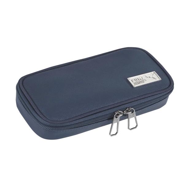 カラー：ネイビースタイル：ペンケース【仕様】整理整頓しやすい多機能ペンケース【特徴1】フタ内側にペン先やボディーを守る太軸対応のペンポケット×4つ付【特徴2】フラップ表面にペンや鉛筆を挿せるペンホルダー×5つ付、裏面には15cm定規が入るメ...