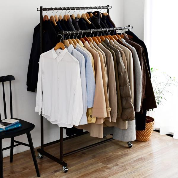 カラー：ブラウンスタイル：モダン【高荷重に耐える頑丈キャスター】服をたっぷりかけたままでも移動がラクにできる頑丈なキャスター付きです。【サイドにはフック付き】サイドには小物やちょい掛けに便利なフック付きです。【ハンガーバーの高さ合わせがカン...