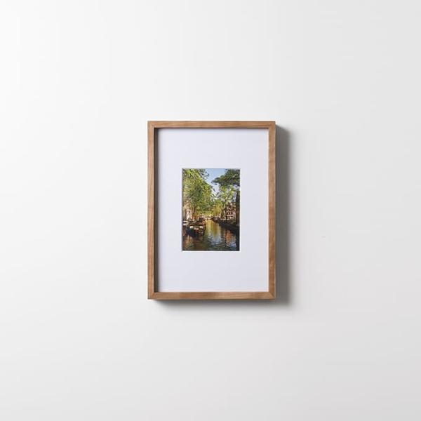 写真や絵をより美しく見せるためにデザインされたシンプルな木製額縁です。額縁として最も重要なポイントである「写真や絵をガラスに確実に密着させること」に徹底的にこだわって設計されています。両面が使える仕様で、表裏で異なる絵や写真を飾れます。その...