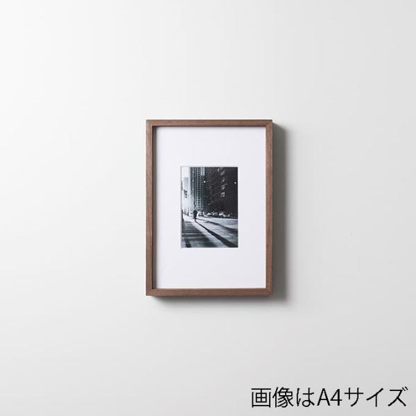 写真や絵をより美しく見せるためにデザインされたシンプルな木製額縁です。額縁として最も重要なポイントである「写真や絵をガラスに確実に密着させること」に徹底的にこだわって設計されています。両面が使える仕様で、表裏で異なる絵や写真を飾れます。その...