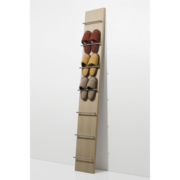 壁に立てかけるスタイルのおしゃれな木製スリッパラックです。表面に取り付けられたステンレスバーにスリッパを挟み込んで使います。玄関の狭いスペースでも場所をとらずにお使いいただけます。スリッパラックとしてはもちろん、傘やコート、鍵など玄関で必要...