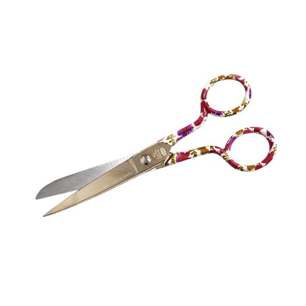 【商品概要】全長15cmイタリア産の刺繍ハサミ。先端が細く鋭くなっており、刺しゅうなどの細かい作業に最適です。素材：炭素鋼/ニッケルメッキ※ご注意 ロットによって色むらがあります。 個体差があるのでご了承のうえご注文くださいませ。 特にパー...