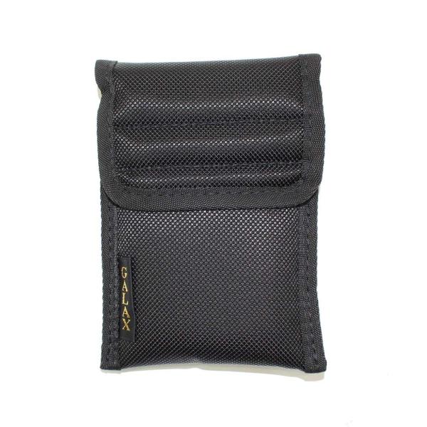 【商品概要】チューバマウスピース用ケース１本用【商品説明】ギャラックスのマウスピースホルダーは、二重に縫製されており、15mmの厚さで充分に保護します。また、内側の布は湿気を吸い取り、消臭効果もあります。開閉はマジックテープ式で簡単にでき、...