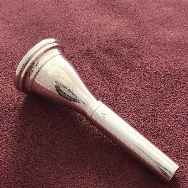 【商品概要】カップ内径17.5(mm)　深さMD　銀メッキ仕上げ(SP) ・アメリカンシャンク【商品説明】ティルツ社は、ドイツそしてヨーロッパを代表するマウスピース専門メーカーです。 金管マウスピースのあらゆるモデルを製造し、デザイン、金属...