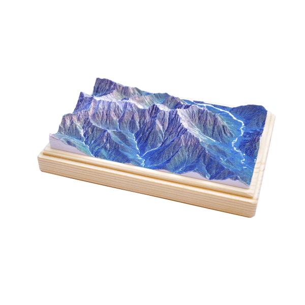 【商品概要】紙でつくるリアルな立体模型キット。プラスチックケース、透明地名シート付き。カッティング済みの紙を順番に貼り合わせてリアルな山岳模型をつくりますA mazo nのみで販売中。Yahooショッピング等での販売は転売屋が行っています。...