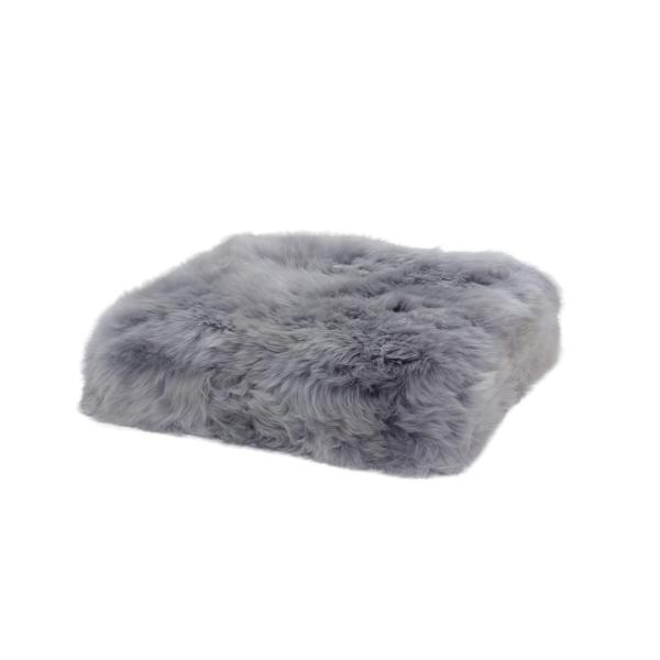 【商品概要】サイズ：幅40cm×奥行40cm×高さ10cm【組成】表地:羊毛皮、中材:高弾性ウレタン、裏地:ポリエステル【毛長】55mm〜75mm 【原皮】オーストラリア産 【製造】日本天然物により色、サイズ、毛長、毛質、密度、風合い等に個...