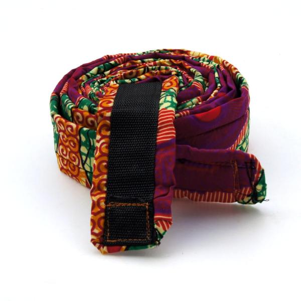 【商品概要】ジャンベ用つりひも。ガーナ製 Made in Ghana。アフリカンプリント布（綿100%）のクッション入りジャンベストラップ。ナイロンベルトで補強してあります。薄黄色、紫、赤、緑、黄土色、赤茶、黒のバティック柄。幅W:5.5c...