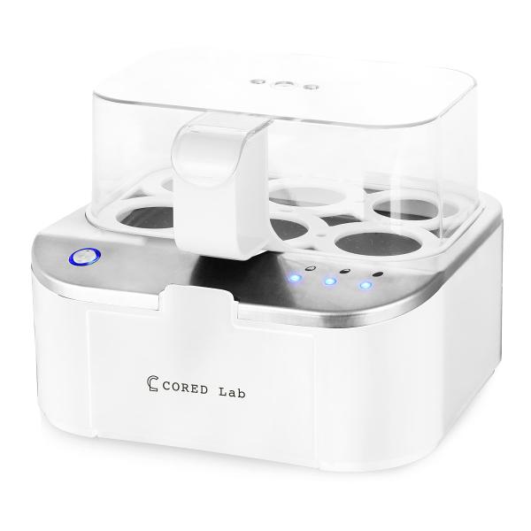 【商品概要】色　ホワイトブランド　CORED Lab（コレドラボ）サイズ　幅19、奥行き17.5、高さ15cm【商品説明】業界初！3段階の茹で上がりを音声でご案内（半熟・ミディアム・完熟）。 操作は簡単。卵に針で穴を開け、スタンドにセットし...
