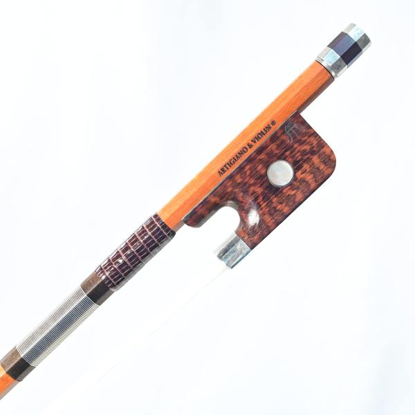 【商品概要】チェロ弓　角弓　4/4サイズ F.X.Tourte modelアルティジャーノ＆バイオリン オリジナル弓ケース付属アルティジャーノ＆バイオリンの楽弓は、安心の１年保証付きです。保証内容の詳細は別途画像をご覧ください。AT-100...