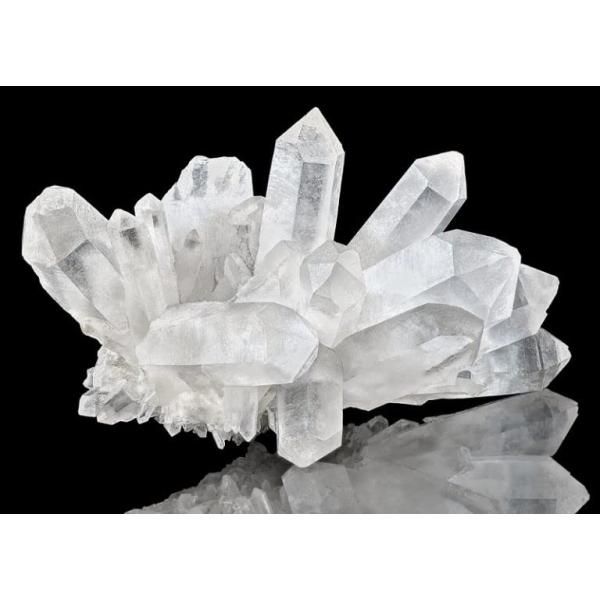【商品概要】水晶群晶　英名：Quartz Crystal 化学式：SiO2　産地：ブラジル無色透明な石英が結晶化したもの。日本では古くは玻璃(はり)という名で珍重されてきた。オリジナル標本ケース （サイズ：約39 × 39 × H34mm）...