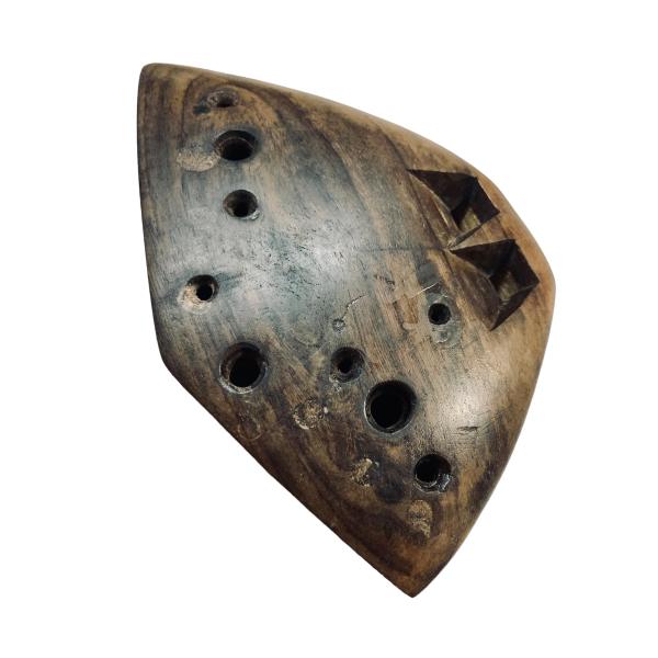 【商品概要】２つの音を同時に出せる(ポリフォニック)オカリナです。 片方でドローン音を奏で、もう片方ではメロディを奏でる事も可能。 その不思議な響きは、あたかも自然の中で響き渡る鳥のさえずりのような浮遊感があります。２つの音が同時に奏でられ...