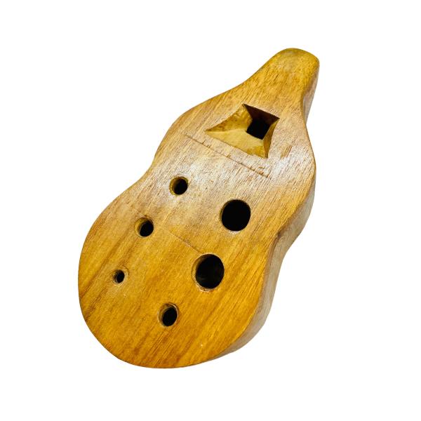 【商品概要】暖かく優しい音色を奏でる、木製のオカリナです。 ５音階で誰でも簡単に演奏することができます。 素朴な風合いと手に馴染む質感は、演奏する人にとっても心地よい響きを生み出します。初めてオカリナを演奏する方にもおすすめです。５つの音階...