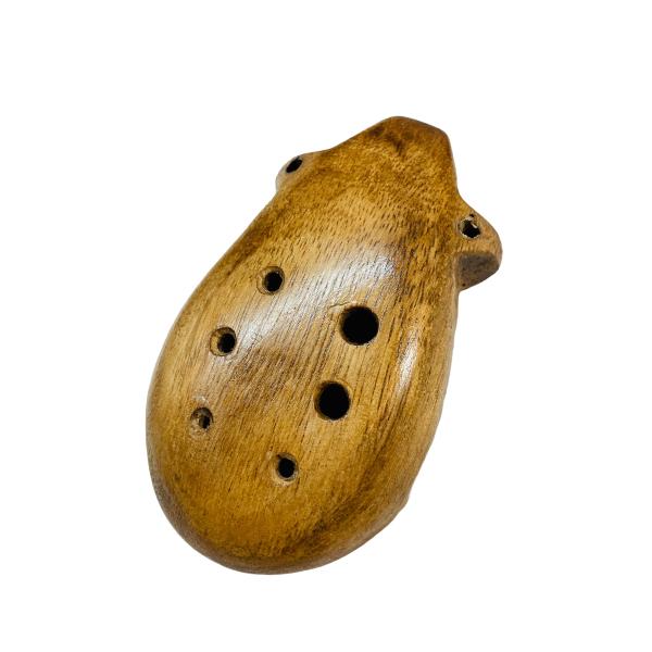 【商品概要】暖かく優しい音色を奏でる、木製のオカリナです。 ５音階で誰でも簡単に演奏することができます。 素朴な風合いと手に馴染む質感は、演奏する人にとっても心地よい響きを生み出します。初めてオカリナを演奏する方にもおすすめです。５つの音階...