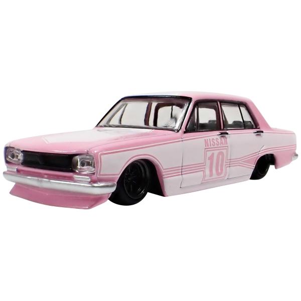 【商品概要】BoostGear 特注 AOSHIMA 1/64スケールミニカー。ダイキャストモデル。ミニカーらしさを追及したカラーリングで登場。ハコスカ4ドアはピンクを基調にした可愛らしい仕様です。【商品説明】【商品詳細】ブランド：フリース...