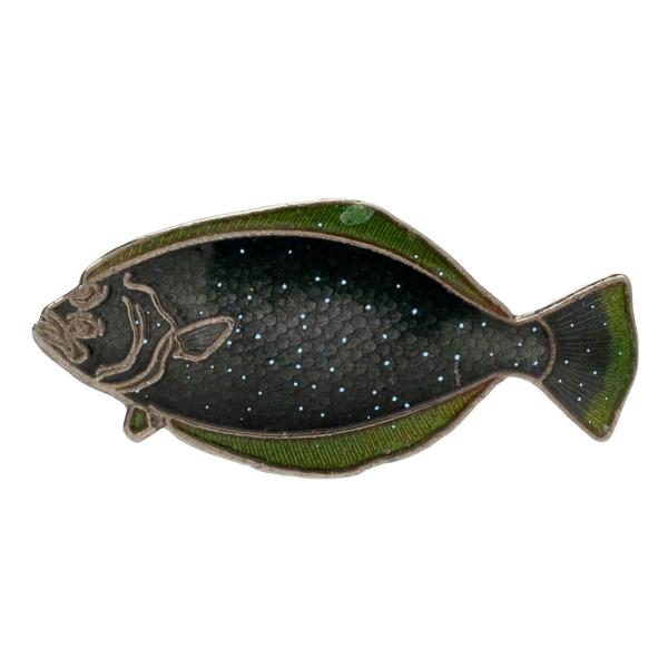 【商品概要】本七宝焼きが施されたヴィンテージのピンズです釣りや魚に魅了される方へ贈る、リアルな美しさにこだわったデザイン。帽子やバッグなどのファッション小物にも、ワンポイントを加えることは、おすすめです。裏の留め具はバタフライクラッチタイプ...