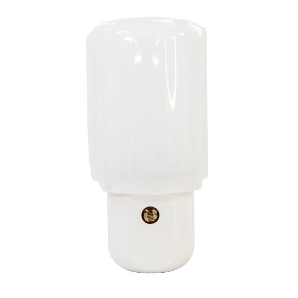 【商品概要】使用光源：青色LED×1製品サイズ：奥行45×幅50×高さ105(mm) 重量：46g電源：AC100V動作：暗くなると点灯/明るくなると消灯使用上の注意：この製品は防水ではありません。水がかかる場所、湿気の多い場所には設置しな...