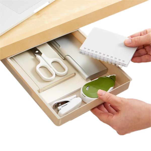 【商品概要】【商品仕様】商品サイズ/本体:(約)25.2×20.2×高さ4.2cm・引き出し内寸:(約)24.7×17.5×高さ3.8cm、材質/本体:ポリプロピレン、付属品/両面テープ:9枚・ネジ:4本、取り付けられる箇所/金属・プラスチ...