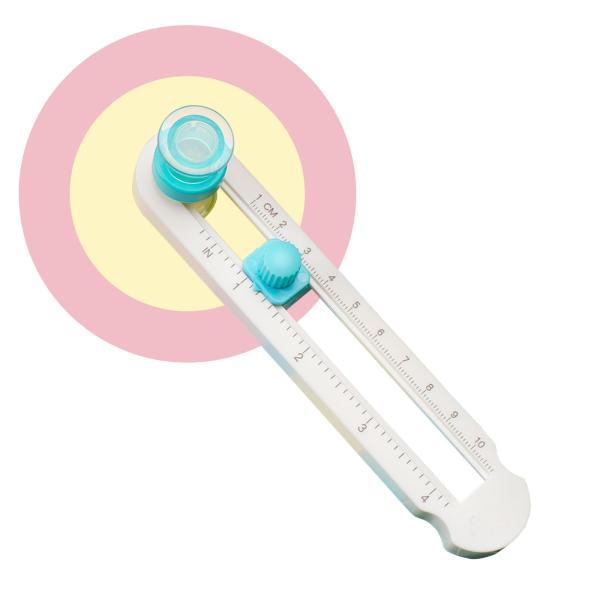 【商品概要】【円形カット】360°回転して円をカット、直径を調整し、布地、紙、ファイバー、布、革などの中心を見つけ、簡単に美しい円を作成できます。パーティーのデコレーションや手作りDIYに最適です。【高品質素材】耐久性に優れた素材で作られて...