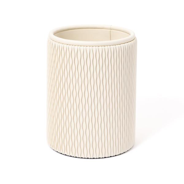 【商品概要】高級感溢れるダストボックスです。表面のテクスチャーが特徴的でインテリアのアクセントになるデザインです。サイズ:W190×D190×H240mm原産国:中国注意事項: 素材の特性上、強い力で挟むと破損する恐れがあります。 お取り扱...