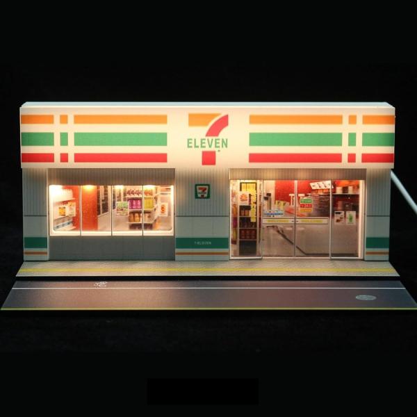 【商品概要】??【セット内容】：コンビニ+車道（模型人物や模型車は含まれていません）??【サイズ】：20*11.6*8.5cm（1:64）??【点灯可能】：USB接続、点灯可能。日常生活の街並みをよりリアルに再現します。??【模型DIY】：...