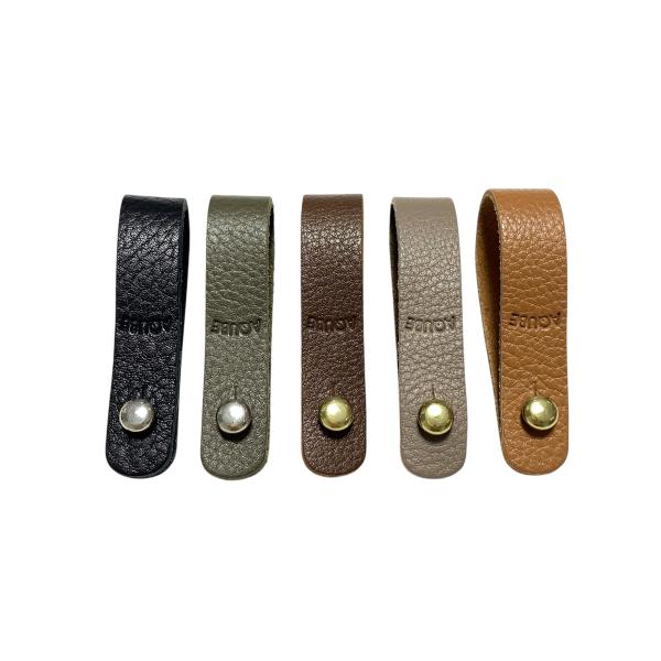 【商品概要】本革ヘッドストラップ「Hau'oli(ハウオリ)」ウクレレのヘッド部分につけることで、お手持ちのストラップの取付の手間が軽減するアイテム紐で結ぶタイプよりも安定感があり、演奏時も快適です本革ストラップ「Kalapu（カラプ）」と...