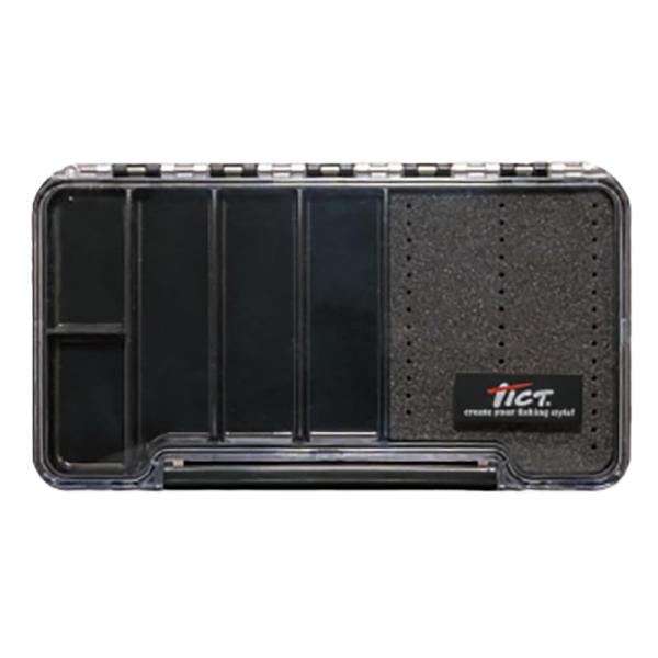 【商品概要】【カラー】ブラック【サイズ】W18.8xD10.3xH17.7cm(外寸)【材質】蓋：AS樹脂　底：ABS樹脂　防水パッキン・マグネットシート・EVA発泡フォーム薄さわずか1.7cmと前作よりさらに身軽になったスタメンケース。フ...