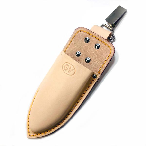 【商品概要】剪定鋏専用の革ケースとなります。左利き用の剪定鋏にもご使用いただけます。金具付でベルトを外さずに吊下げれます。国内生産のため丁寧な仕上げで丈夫で長持ちいたします。【適応サイズ：180ｍｍ〜230ｍｍ】【商品説明】・剪定鋏専用の革...