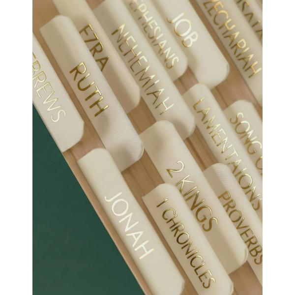 【商品概要】「セット内容」パッケージには、旧約聖書と新約聖書の勉強用標準サイズの聖書ジャーナリング66枚と、空白の粘着タブ付き34枚が含まれています。美しいしおり、ラベル位置合わせガイド、感謝カードが付属しています。「独特の金箔細工文字」こ...