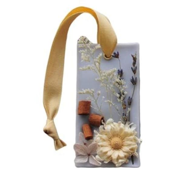 【商品名】　FIRSTESSENCERICCA. サシェ 吊り下げ型 芳香剤 部屋用 リビング用 玄関用 小型でどこでも置ける吊るせる (落ち着いた大人 【商品説明】　 【サイズ】　高さ : 1.00 cm　横幅 : 12.00 cm　奥行...