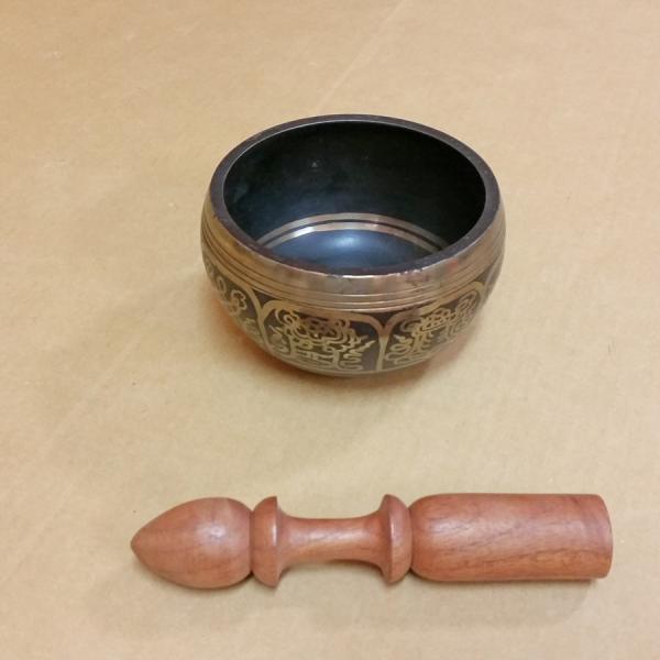 チベット密教法具　ネパール製　バチ付古来より瞑想に使われています。手の上に載せた器の淵に　心棒を右回りに　ゆっくりと擦りながら回します。器から　倍音　といわれる共鳴音が発生します。心を落ち着けてゆっくりと回すことにより　きれいな共鳴音を得る...