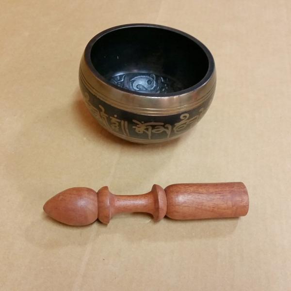 チベット密教法具　ネパール製　バチ付古来より瞑想に使われています。手の上に載せた器の淵に　心棒を右回りに　ゆっくりと擦りながら回します。器から　倍音　といわれる共鳴音が発生します。心を落ち着けてゆっくりと回すことにより　きれいな共鳴音を得る...