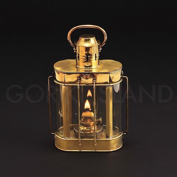真鍮製の船舶用オイルランプのレプリカです。屋外専用。丸みのある形が柔らかな雰囲気を出しています。燃料は、白灯油、リキッドキャンドルです。高さ285mm、幅180mm。ブラス/オーバル/マリンランプ