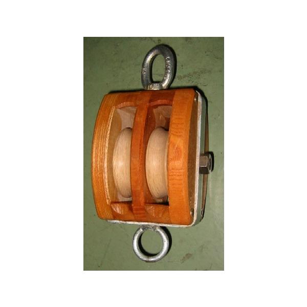 現在は船でもあまり使われない木製の滑車（ブロック）です。金属の滑車にはない落ち着いたこ木の色合いです。船上だけでなく、インテリアとしてもご利用いただけます。例えばロフト用の階段の上げ下げに利用したり、重いものの上げ下げなど、住宅でも機能を生...