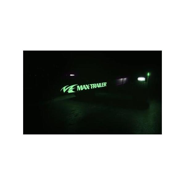 長さ：520mm高さ：58mm厚さ：0.5mm両面テープ付き厚みわずか0.5mmの発光型有機ELステッカー。トレーラーフレームへの取り付けが可能で今までに無いドレスアップアイテムです。