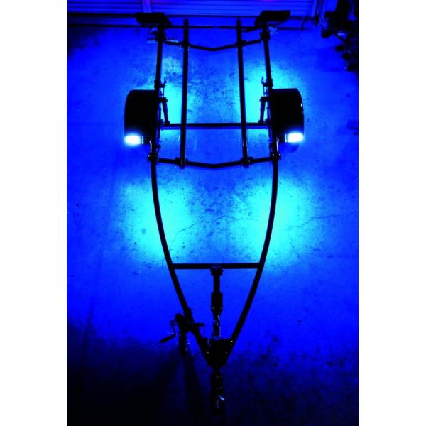 ●入数：1本防水型テープSMDでトレーラー下側部をライトアップ。夜間走行時も安全性が向上し、PWCとトレーラーをスタイリッシュに演出します。■長さ：500mm■取付方法：両面テープ■仕様：防水テープ型LED